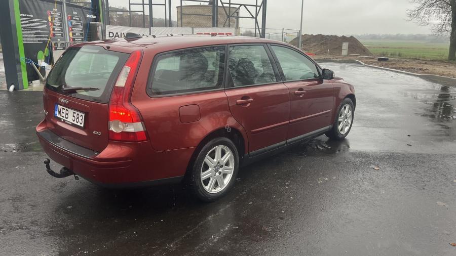 Red Volvo V50 2006 in Vilnius, with an engine capacity of 2.00 L and mileage of 400 thousand km for 1100 €, photo 4 on AUTOMOTO.COM.LV