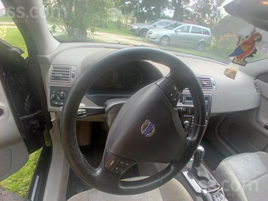Sarkans Volvo V50 2006 Ogre, ar dzinēja tilpumu 2.00 L un nobraukumu 390 tūkst. km par 1000 €, foto 3 vietnē AUTOMOTO.COM.LV
