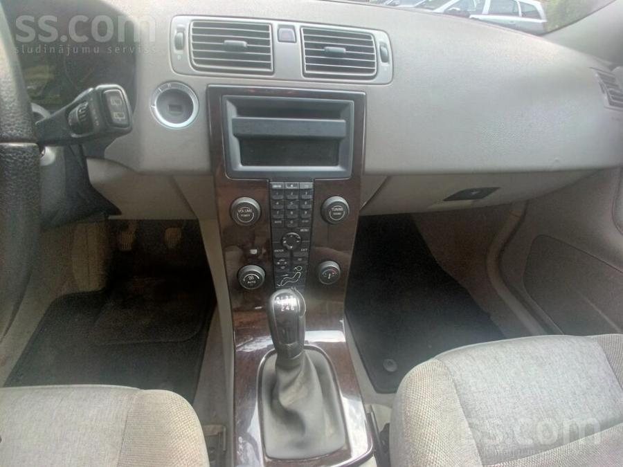 Sarkans Volvo V50 2006 Ogre, ar dzinēja tilpumu 2.00 L un nobraukumu 390 tūkst. km par 1000 €, foto 4 vietnē AUTOMOTO.COM.LV