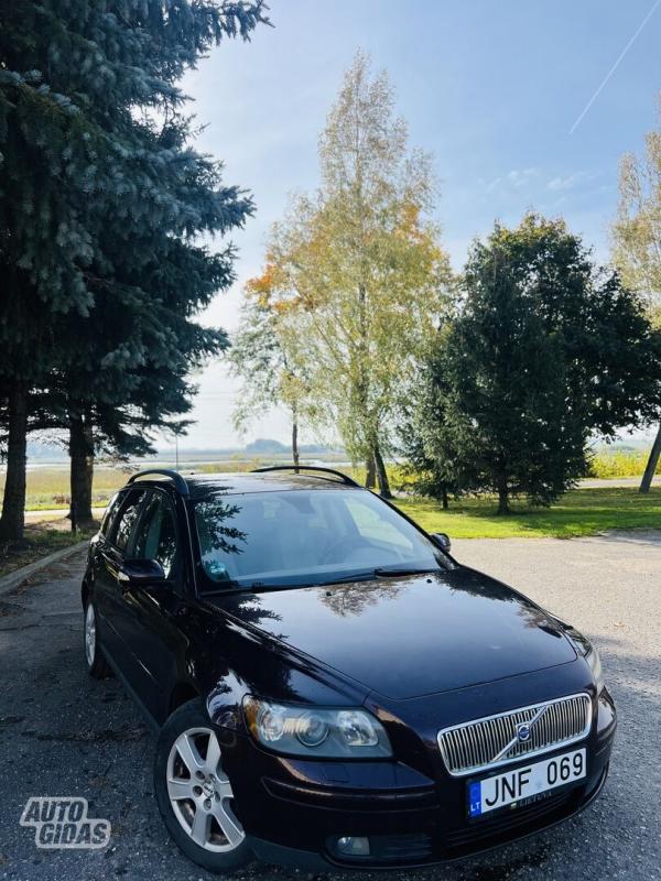 Sarkans Volvo V50 2006 Marijampole, ar dzinēja tilpumu 2.00 L un nobraukumu 346 tūkst. km par 1000 €, foto 3 vietnē AUTOMOTO.COM.LV