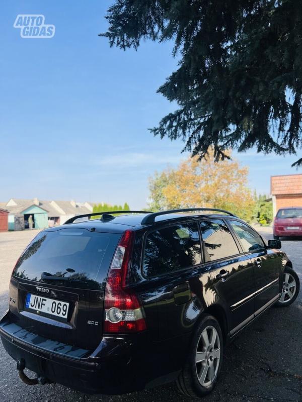 Sarkans Volvo V50 2006 Marijampole, ar dzinēja tilpumu 2.00 L un nobraukumu 346 tūkst. km par 1000 €, foto 5 vietnē AUTOMOTO.COM.LV