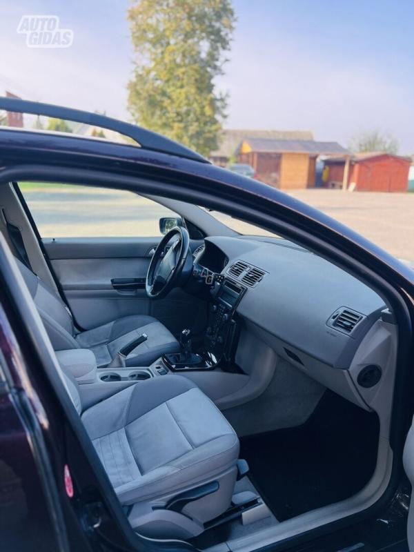 Sarkans Volvo V50 2006 Marijampole, ar dzinēja tilpumu 2.00 L un nobraukumu 346 tūkst. km par 1000 €, foto 9 vietnē AUTOMOTO.COM.LV