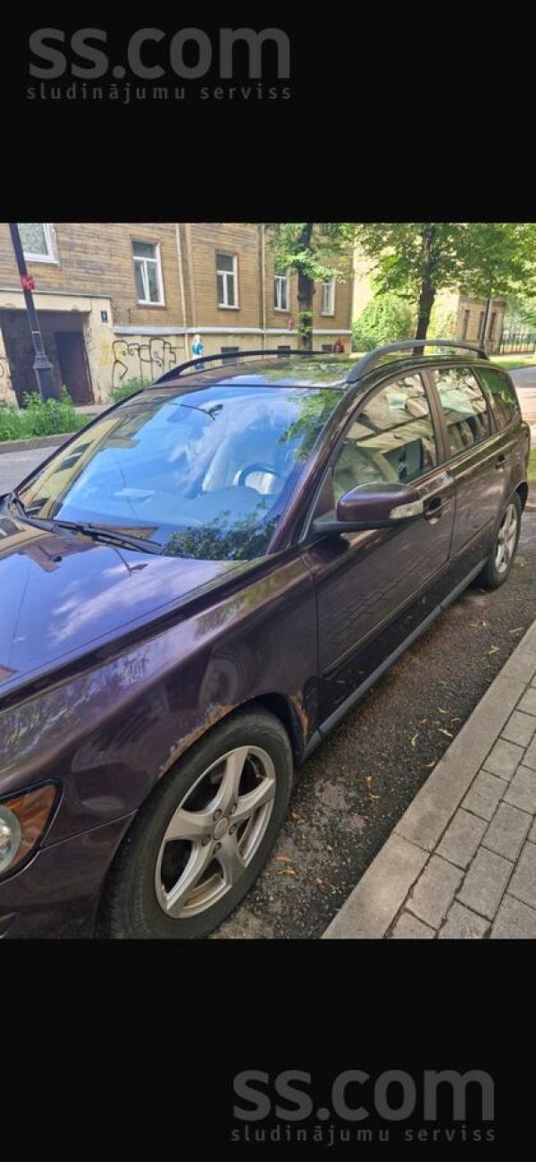 Red Volvo V50 2007 in Riga, with an engine capacity of 2.00 L and mileage of 341 thousand km for 1590 €, photo 1 on AUTOMOTO.COM.LV