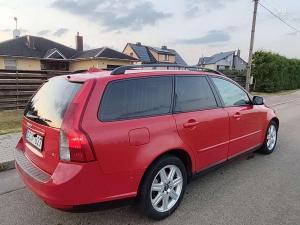 Sarkans Volvo V50 2007 Panevēža, ar dzinēja tilpumu 2.40 L un nobraukumu 300 tūkst. km par 1600 €, foto  vietnē AUTOMOTO.COM.LV