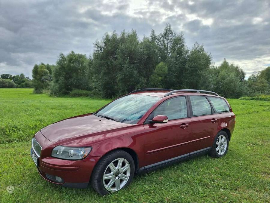Sarkans Volvo V50 2007 Vilkaviškis, ar dzinēja tilpumu 1.80 L un nobraukumu 213 tūkst. km par 2000 €, foto 1 vietnē AUTOMOTO.COM.LV