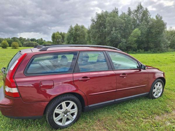 Sarkans Volvo V50 2007 Vilkaviškis, ar dzinēja tilpumu 1.80 L un nobraukumu 213 tūkst. km par 2000 €, foto 3 vietnē AUTOMOTO.COM.LV