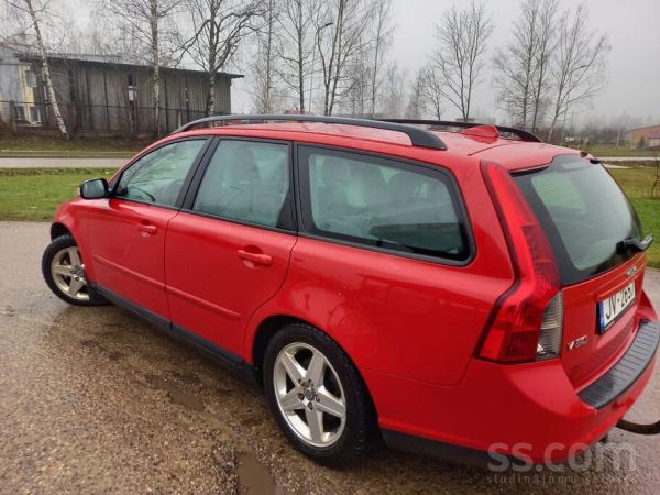 Red Volvo V50 2008 in Madona, with an engine capacity of 1.90 L and mileage of 350 thousand km for 2000 €, photo 2 on AUTOMOTO.COM.LV