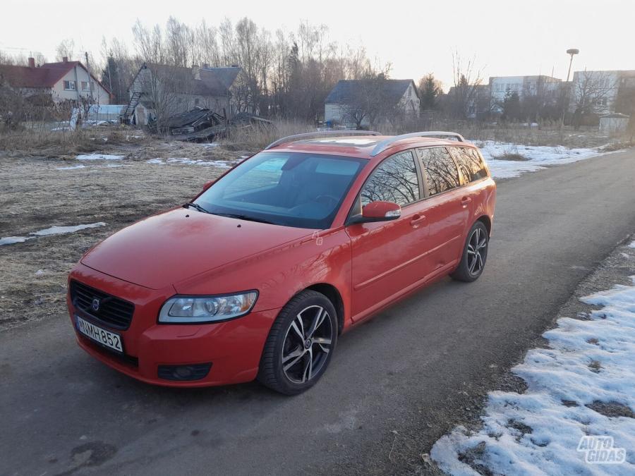 Sarkans Volvo V50 2008 Prienai, ar dzinēja tilpumu 1.60 L un nobraukumu 350 tūkst. km par 1200 €, foto 2 vietnē AUTOMOTO.COM.LV