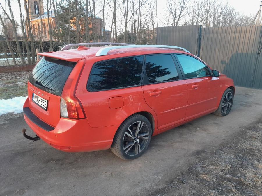Sarkans Volvo V50 2008 Prienai, ar dzinēja tilpumu 1.60 L un nobraukumu 350 tūkst. km par 1200 €, foto 3 vietnē AUTOMOTO.COM.LV