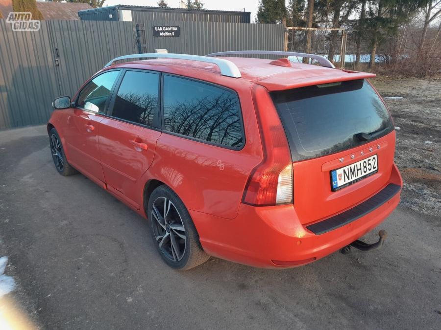 Sarkans Volvo V50 2008 Prienai, ar dzinēja tilpumu 1.60 L un nobraukumu 350 tūkst. km par 1200 €, foto 4 vietnē AUTOMOTO.COM.LV