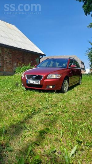 Sarkans Volvo V50 2008 Liepāja, ar dzinēja tilpumu 2.40 L un nobraukumu 237 tūkst. km par 2740 €, foto  vietnē AUTOMOTO.COM.LV
