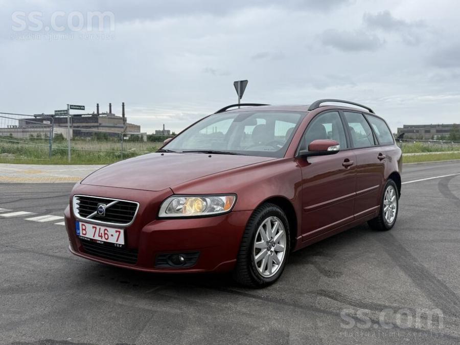 Sarkans Volvo V50 2008 Liepāja, ar dzinēja tilpumu 2.40 L un nobraukumu 240 tūkst. km par 3950 €, foto 1 vietnē AUTOMOTO.COM.LV