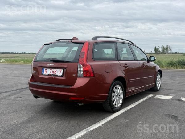 Sarkans Volvo V50 2008 Liepāja, ar dzinēja tilpumu 2.40 L un nobraukumu 240 tūkst. km par 3950 €, foto 2 vietnē AUTOMOTO.COM.LV