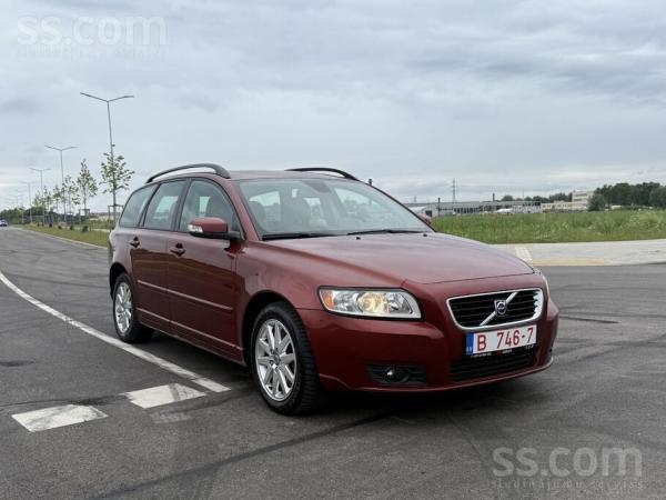 Sarkans Volvo V50 2008 Liepāja, ar dzinēja tilpumu 2.40 L un nobraukumu 240 tūkst. km par 3950 €, foto 3 vietnē AUTOMOTO.COM.LV