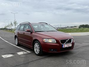 Sarkans Volvo V50 2008 Liepāja, ar dzinēja tilpumu 2.40 L un nobraukumu 240 tūkst. km par 3950 €, foto 4 vietnē AUTOMOTO.COM.LV