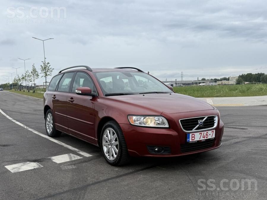Sarkans Volvo V50 2008 Liepāja, ar dzinēja tilpumu 2.40 L un nobraukumu 240 tūkst. km par 3950 €, foto 4 vietnē AUTOMOTO.COM.LV