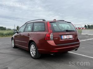 Sarkans Volvo V50 2008 Liepāja, ar dzinēja tilpumu 2.40 L un nobraukumu 240 tūkst. km par 3950 €, foto 5 vietnē AUTOMOTO.COM.LV