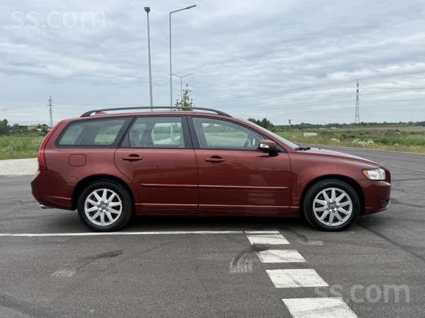 Sarkans Volvo V50 2008 Liepāja, ar dzinēja tilpumu 2.40 L un nobraukumu 240 tūkst. km par 3950 €, foto 5 vietnē AUTOMOTO.COM.LV