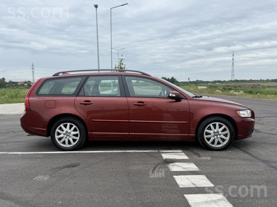 Sarkans Volvo V50 2008 Liepāja, ar dzinēja tilpumu 2.40 L un nobraukumu 240 tūkst. km par 3950 €, foto 6 vietnē AUTOMOTO.COM.LV