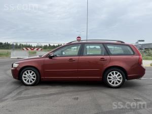 Sarkans Volvo V50 2008 Liepāja, ar dzinēja tilpumu 2.40 L un nobraukumu 240 tūkst. km par 3950 €, foto 7 vietnē AUTOMOTO.COM.LV