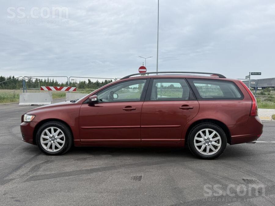 Sarkans Volvo V50 2008 Liepāja, ar dzinēja tilpumu 2.40 L un nobraukumu 240 tūkst. km par 3950 €, foto 7 vietnē AUTOMOTO.COM.LV