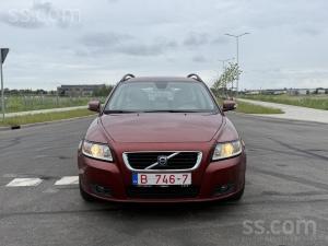 Sarkans Volvo V50 2008 Liepāja, ar dzinēja tilpumu 2.40 L un nobraukumu 240 tūkst. km par 3950 €, foto 8 vietnē AUTOMOTO.COM.LV