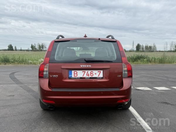 Sarkans Volvo V50 2008 Liepāja, ar dzinēja tilpumu 2.40 L un nobraukumu 240 tūkst. km par 3950 €, foto 8 vietnē AUTOMOTO.COM.LV