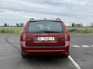 Sarkans Volvo V50 2008 Liepāja, ar dzinēja tilpumu 2.40 L un nobraukumu 240 tūkst. km par 3950 €, foto 9 vietnē AUTOMOTO.COM.LV