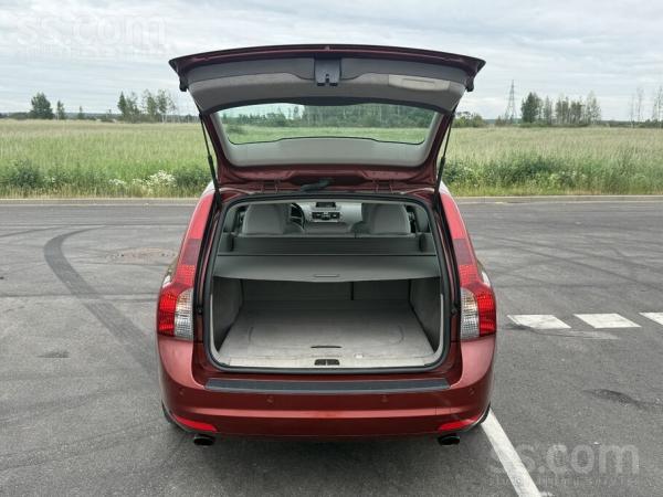 Sarkans Volvo V50 2008 Liepāja, ar dzinēja tilpumu 2.40 L un nobraukumu 240 tūkst. km par 3950 €, foto 9 vietnē AUTOMOTO.COM.LV