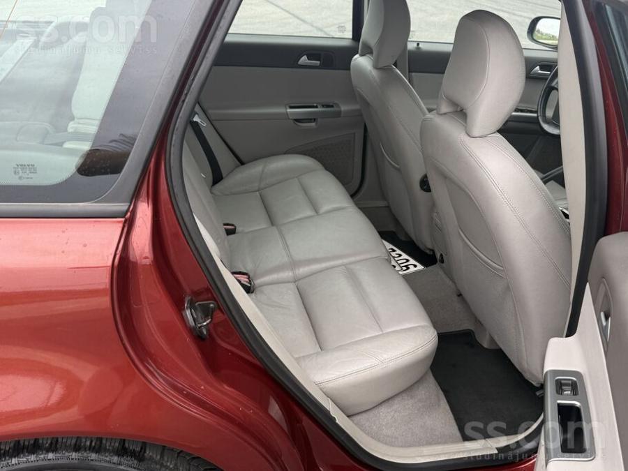 Sarkans Volvo V50 2008 Liepāja, ar dzinēja tilpumu 2.40 L un nobraukumu 240 tūkst. km par 3950 €, foto 12 vietnē AUTOMOTO.COM.LV