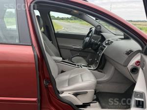 Sarkans Volvo V50 2008 Liepāja, ar dzinēja tilpumu 2.40 L un nobraukumu 240 tūkst. km par 3950 €, foto 13 vietnē AUTOMOTO.COM.LV