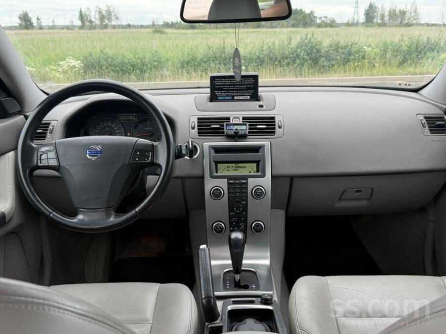 Sarkans Volvo V50 2008 Liepāja, ar dzinēja tilpumu 2.40 L un nobraukumu 240 tūkst. km par 3950 €, foto 17 vietnē AUTOMOTO.COM.LV