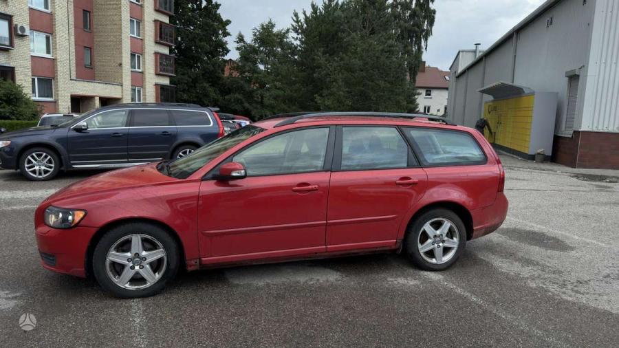 Красный Вольво В50 2008 в Каунас, объемом двигателя 2.00 л и пробегом 429 тыс. км за 1150 €, фото 6 на AUTOMOTO.COM.LV
