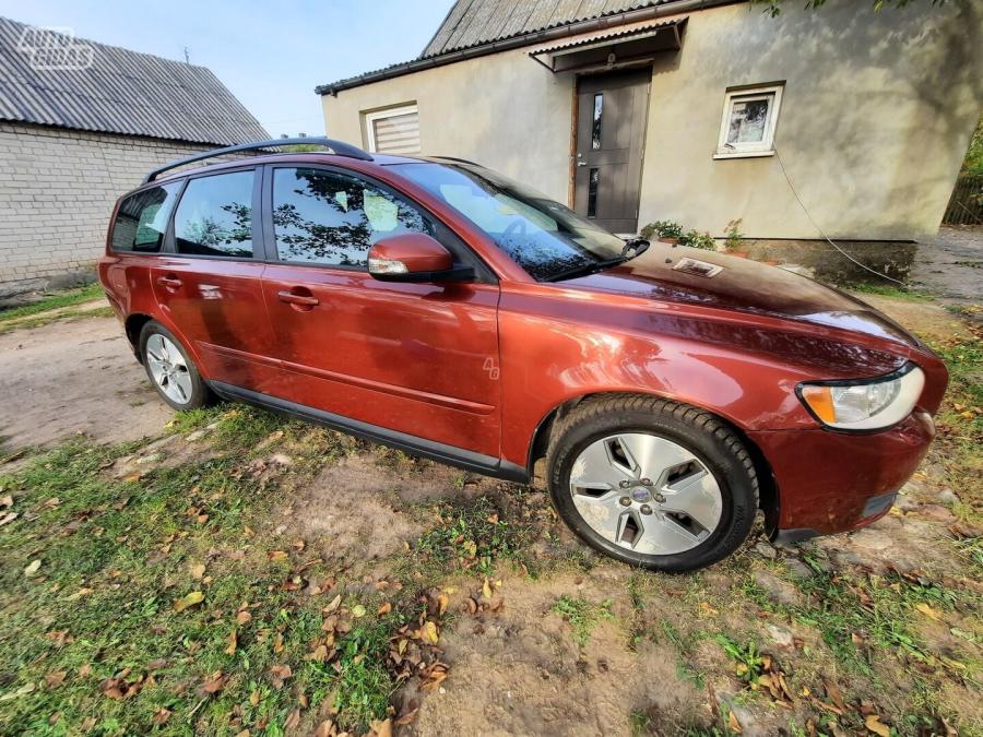 Red Volvo V50 2009 in Vilnius, with an engine capacity of 1.60 L and mileage of 360 thousand km for 2500 €, photo 1 on AUTOMOTO.COM.LV