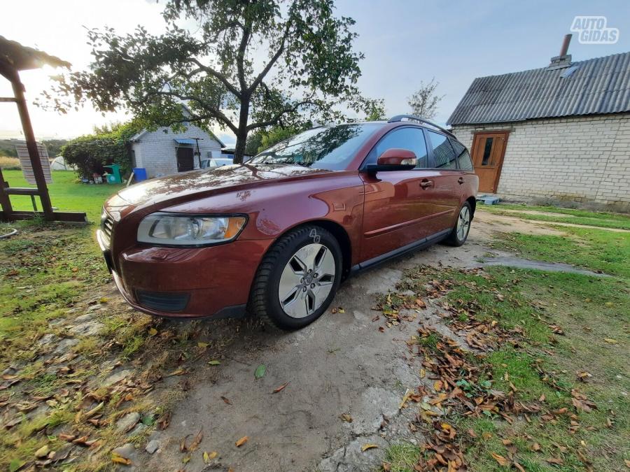 Red Volvo V50 2009 in Vilnius, with an engine capacity of 1.60 L and mileage of 360 thousand km for 2500 €, photo 2 on AUTOMOTO.COM.LV