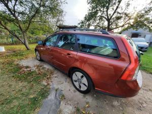 Red Volvo V50 2009 in Vilnius, with an engine capacity of 1.60 L and mileage of 360 thousand km for 2500 €, photo 3 on AUTOMOTO.COM.LV