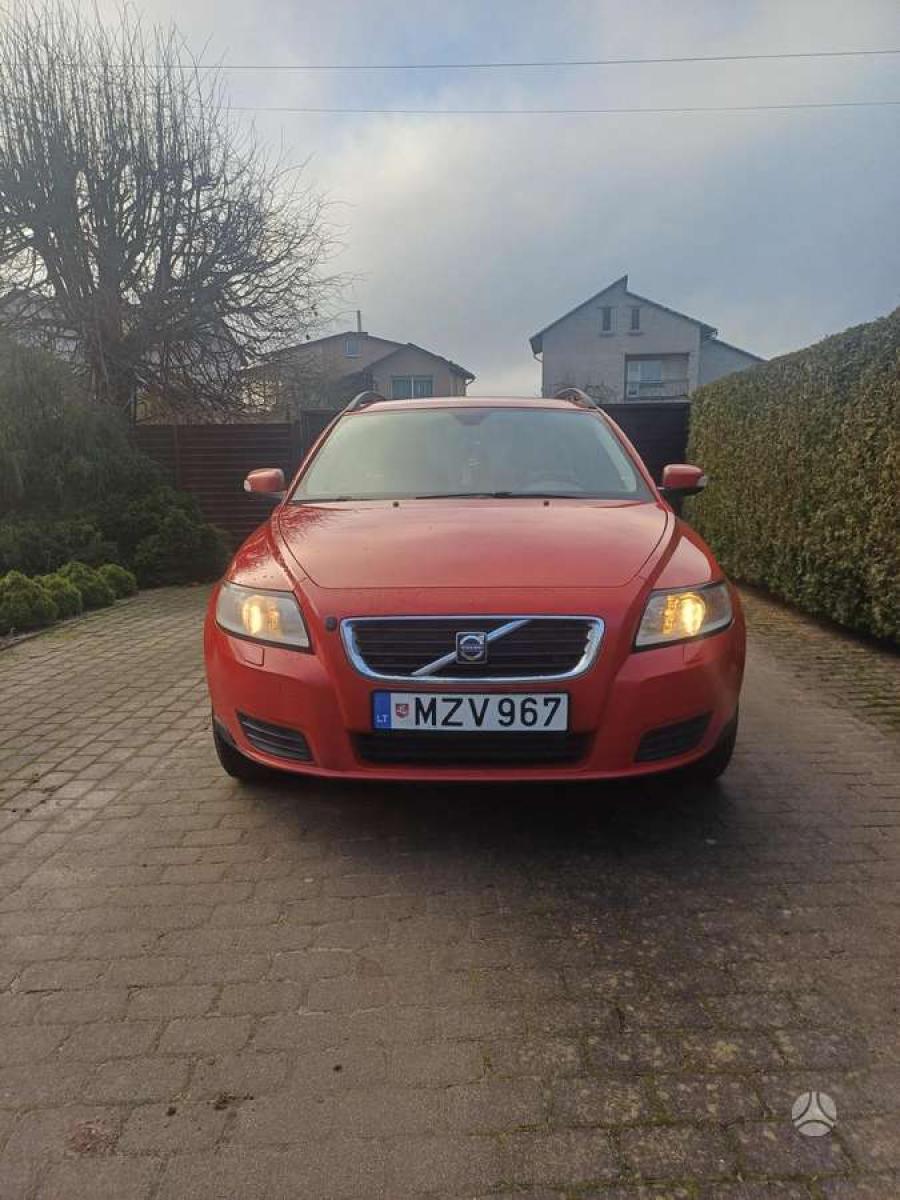Red Volvo V50 2009 in Plunge, with an engine capacity of 1.56 L and mileage of 310 thousand km for 2200 €, photo 1 on AUTOMOTO.COM.LV