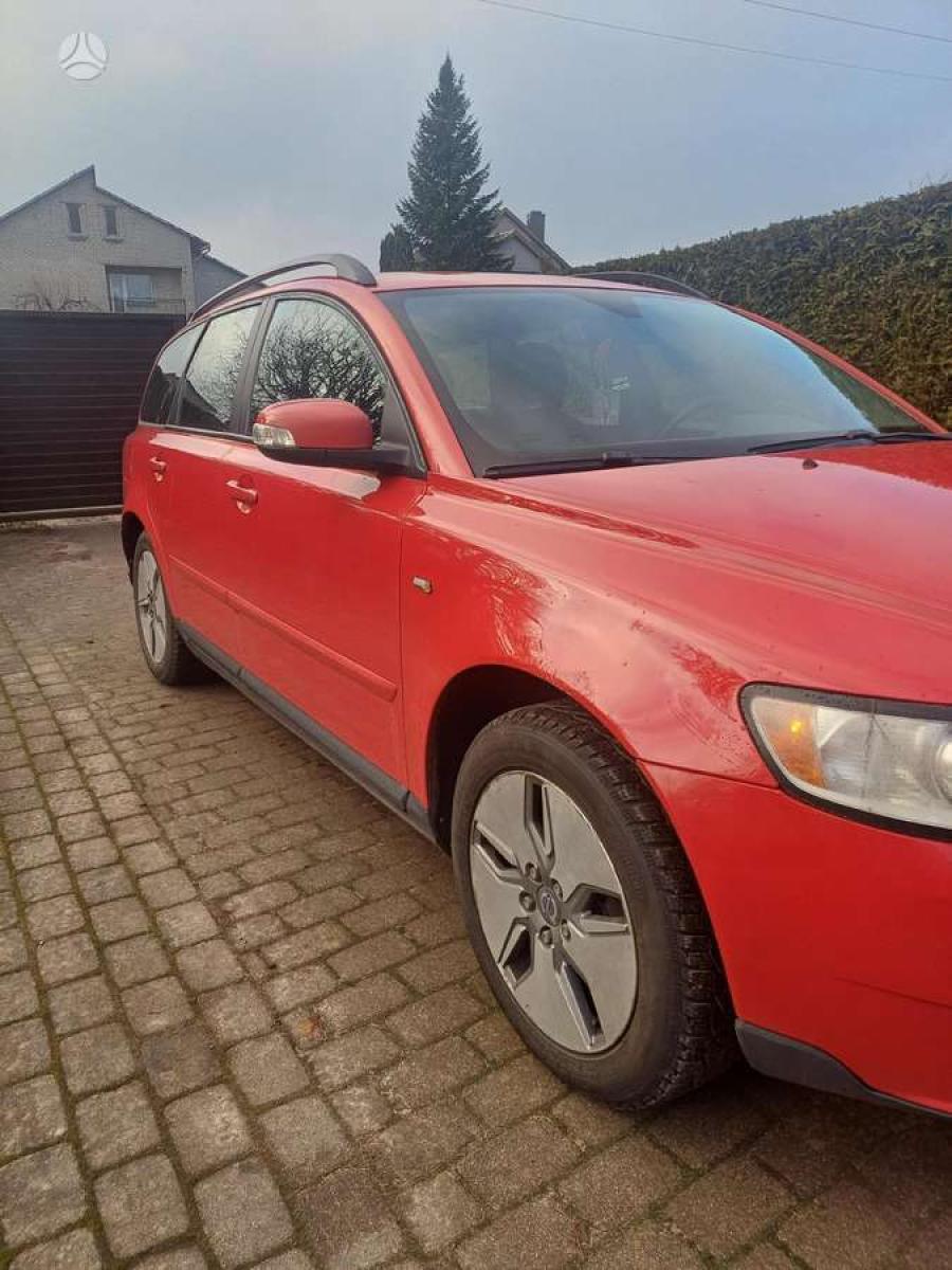 Red Volvo V50 2009 in Plunge, with an engine capacity of 1.56 L and mileage of 310 thousand km for 2200 €, photo 2 on AUTOMOTO.COM.LV