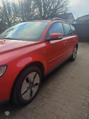 Red Volvo V50 2009 in Plunge, with an engine capacity of 1.56 L and mileage of 310 thousand km for 2200 €, photo 3 on AUTOMOTO.COM.LV