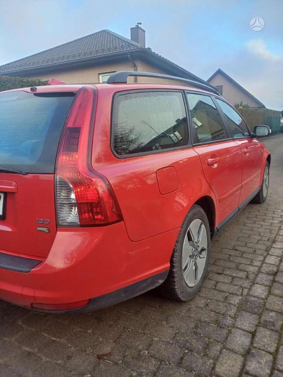 Red Volvo V50 2009 in Plunge, with an engine capacity of 1.56 L and mileage of 310 thousand km for 2200 €, photo 4 on AUTOMOTO.COM.LV