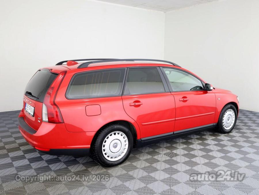 Sarkans Volvo V50 2009 Tallina, ar dzinēja tilpumu 1.60 L un nobraukumu 266 tūkst. km par 2499 €, foto 3 vietnē AUTOMOTO.COM.LV
