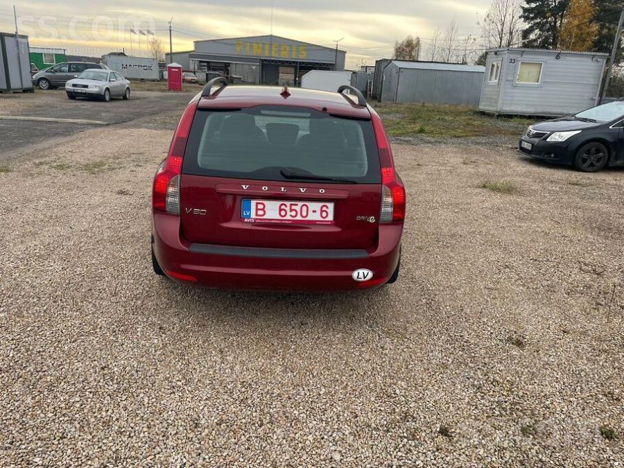 Red Volvo V50 2010 in Riga, with an engine capacity of 1.60 L and mileage of 0 thousand km for 1699 €, photo 4 on AUTOMOTO.COM.LV