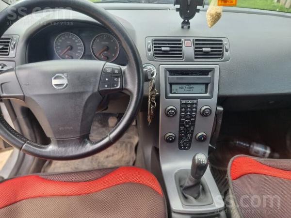 Volvo V50 2004 in Dobele, with an engine capacity of 2.00 L and mileage of 427 thousand km for 900 €, photo 7 on AUTOMOTO.COM.LV