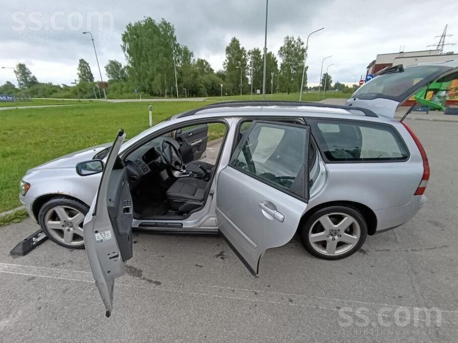 Volvo V50 2004 Rīga, ar dzinēja tilpumu 2.00 L un nobraukumu 349 tūkst. km par 1400 €, foto 1 vietnē AUTOMOTO.COM.LV