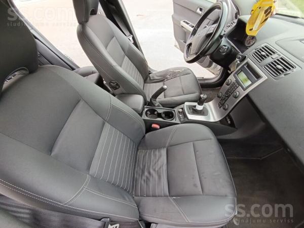 Volvo V50 2004 Rīga, ar dzinēja tilpumu 2.00 L un nobraukumu 349 tūkst. km par 1400 €, foto 6 vietnē AUTOMOTO.COM.LV
