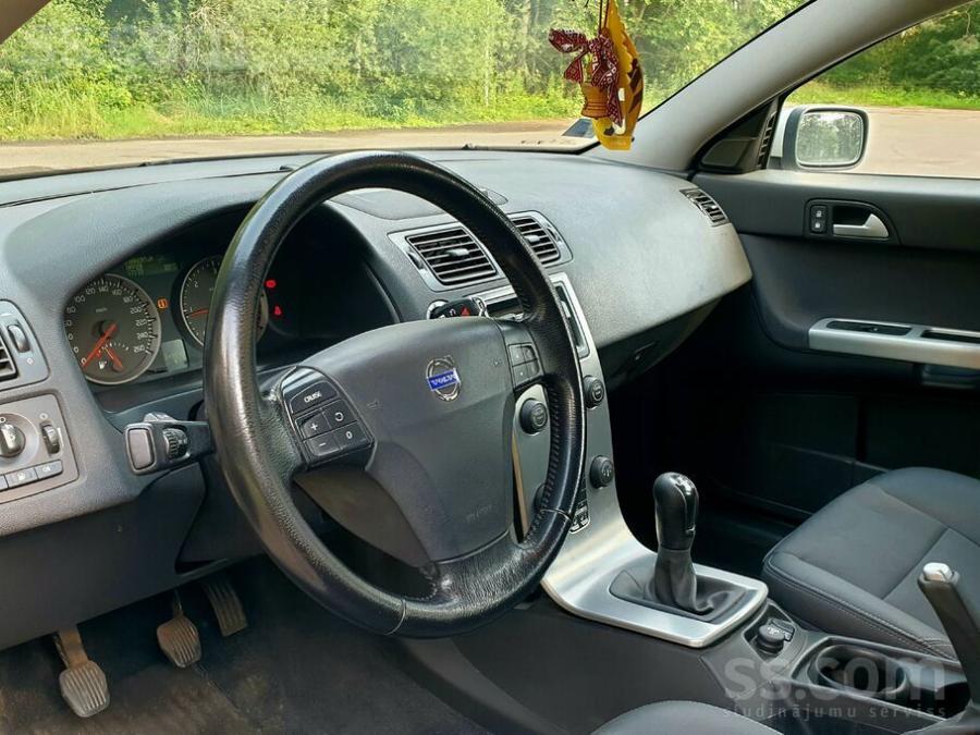 Volvo V50 2004 Rīga, ar dzinēja tilpumu 2.00 L un nobraukumu 349 tūkst. km par 1390 €, foto 8 vietnē AUTOMOTO.COM.LV
