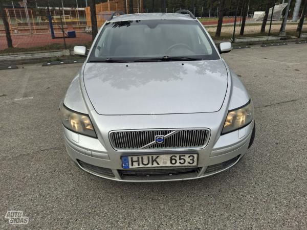 Volvo V50 2004 in Utena, with an engine capacity of 2.40 L and mileage of 300 thousand km for 1250 €, photo 5 on AUTOMOTO.COM.LV