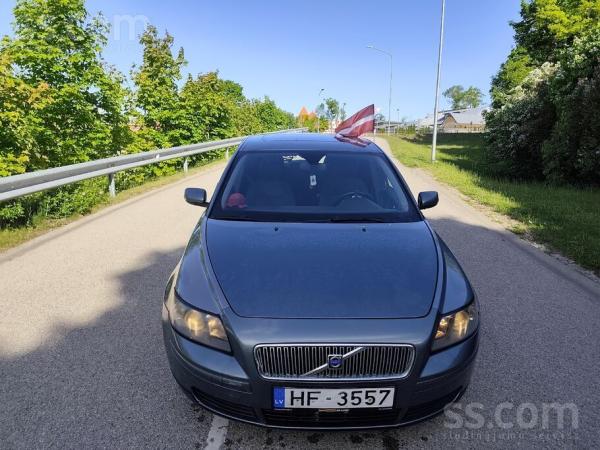 Volvo V50 2004 in Bauska, with an engine capacity of 2.00 L and mileage of 388 thousand km for 1250 €, photo 1 on AUTOMOTO.COM.LV