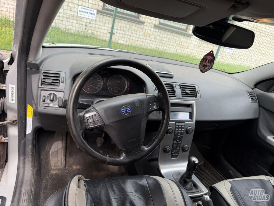 Volvo V50 2004 Kauņa, ar dzinēja tilpumu 2.00 L un nobraukumu 386 tūkst. km par 580 €, foto 13 vietnē AUTOMOTO.COM.LV