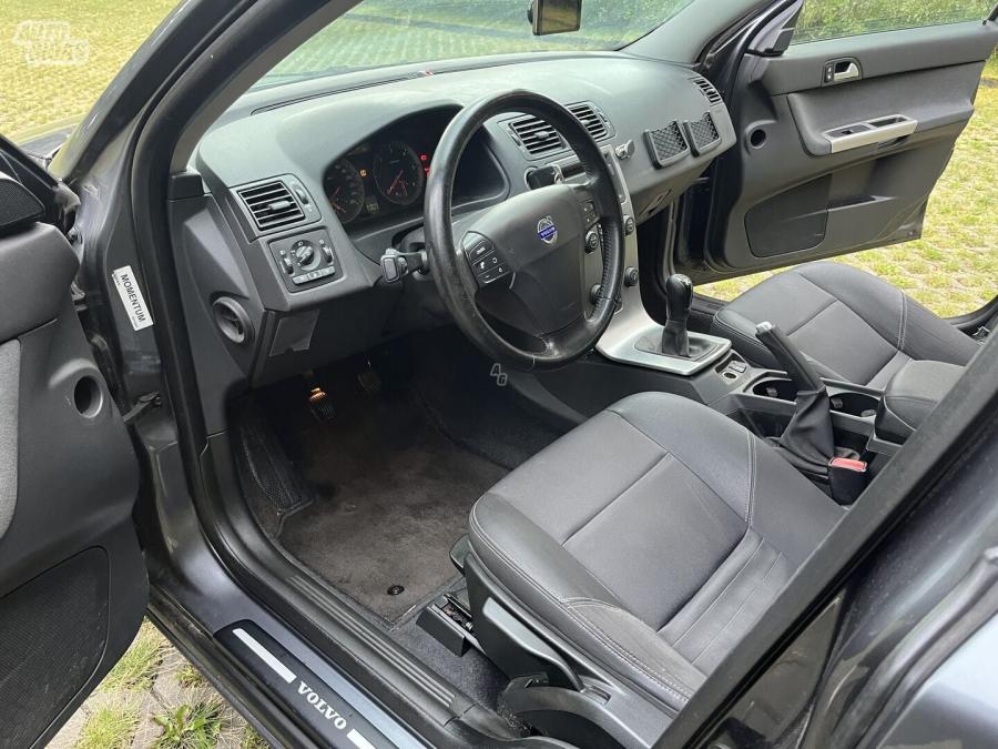 Volvo V50 2004 in Anyksciai, with an engine capacity of 2.00 L and mileage of 319 thousand km for 1650 €, photo 12 on AUTOMOTO.COM.LV
